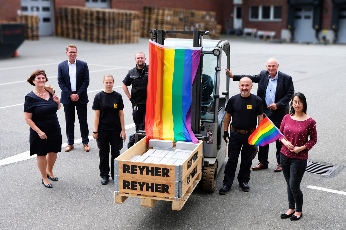 REYHER zeigt Flagge - REYHER - Verbindungselemente und Befestigungstechnik